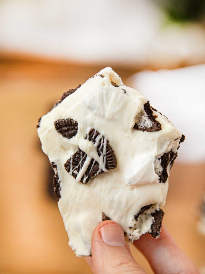 Oreo Bark Recipe (White Chocolate Cookies & Cream) | Flonchi