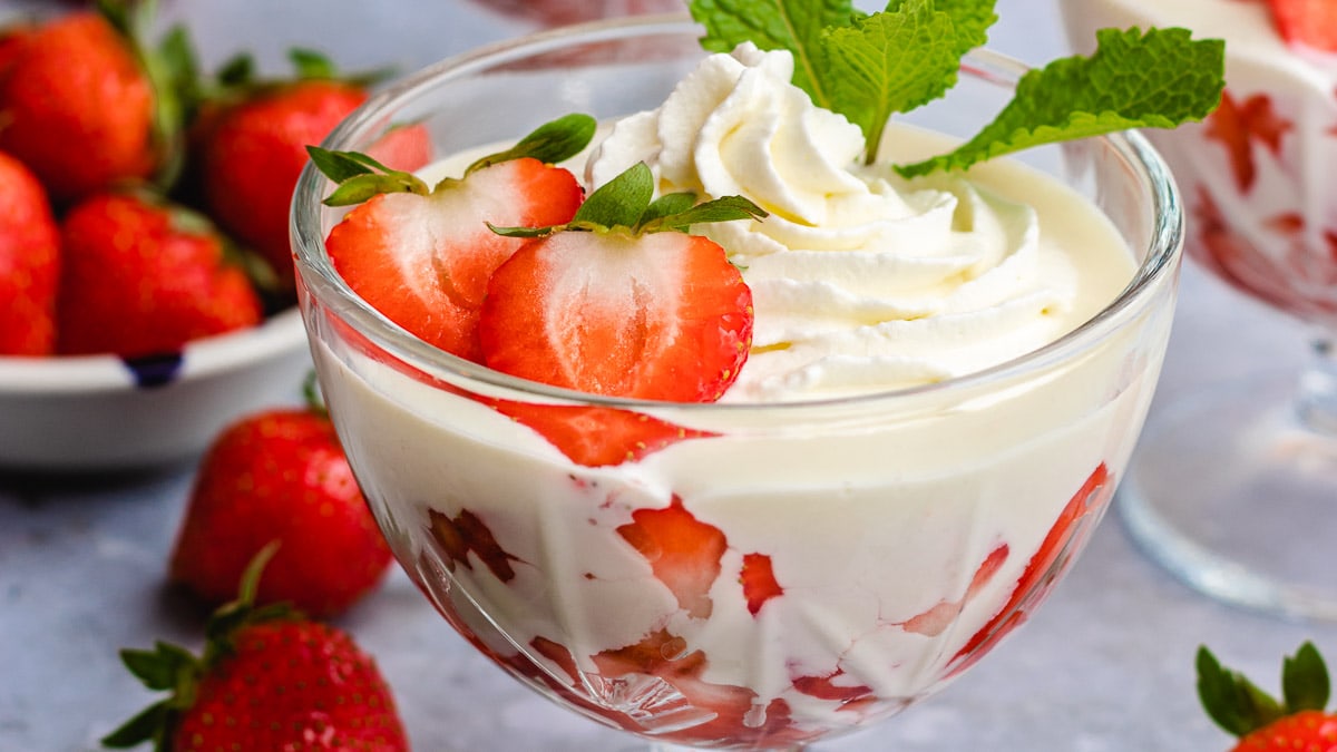 Fresas Con Crema In Een Kopje Fresas Con Crema (Strawberries And